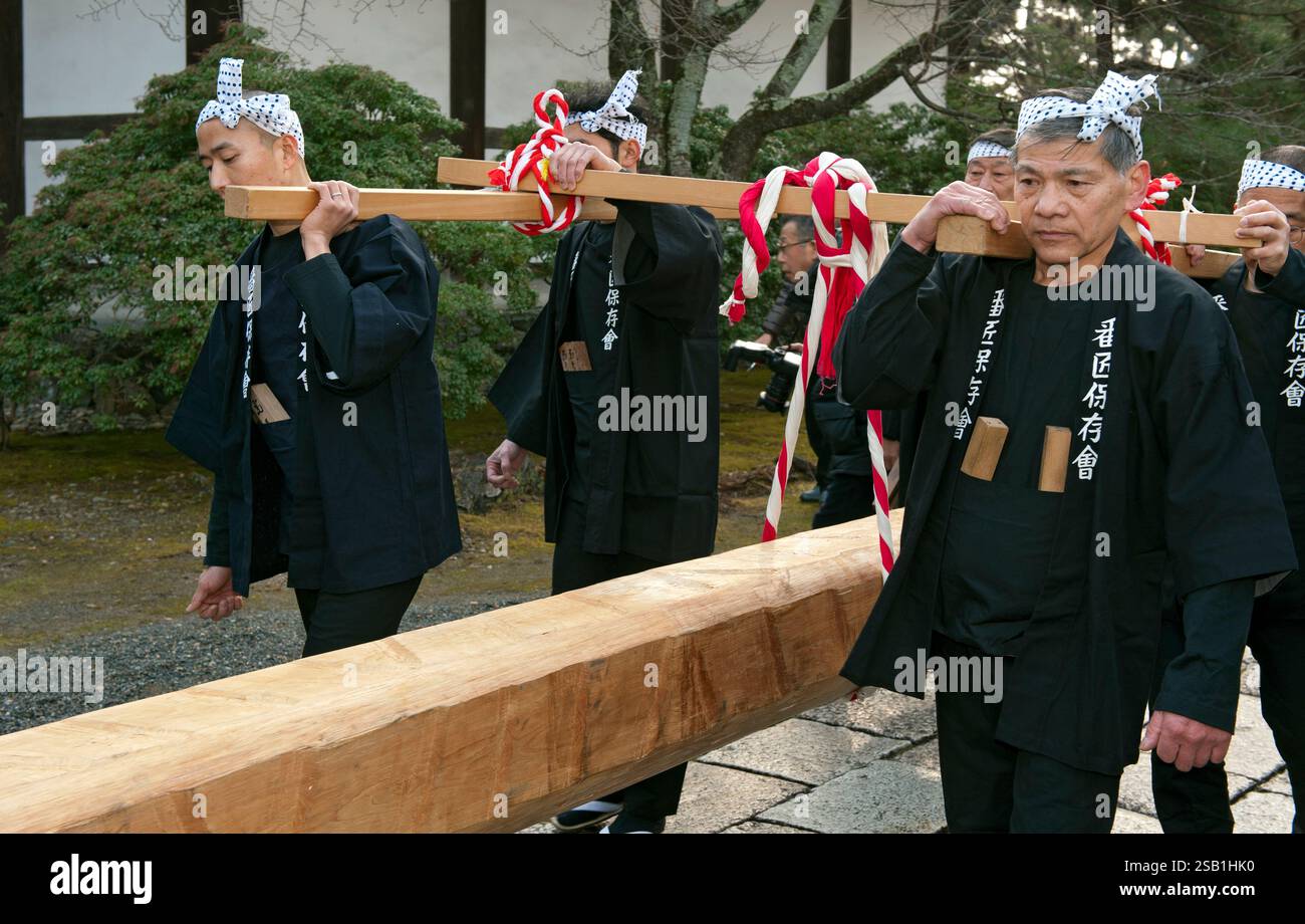 Annual New Year's carpenter blessing ceremony "Chona Hajime" takes ...
