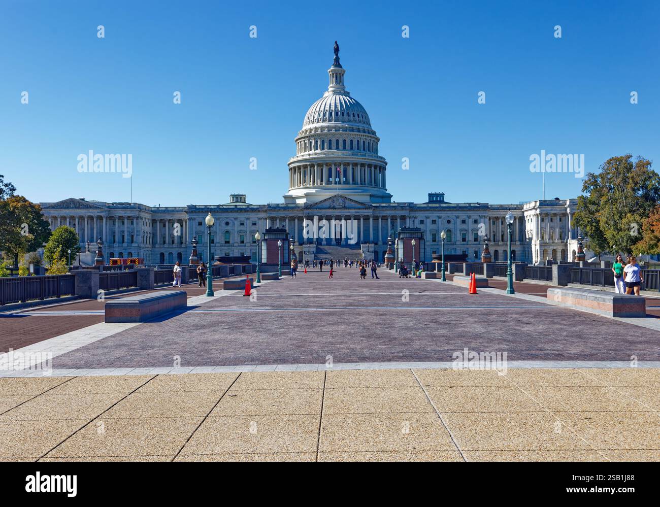 U.S. Capitol, Capitol Visitor Center Entrance, view west across East ...