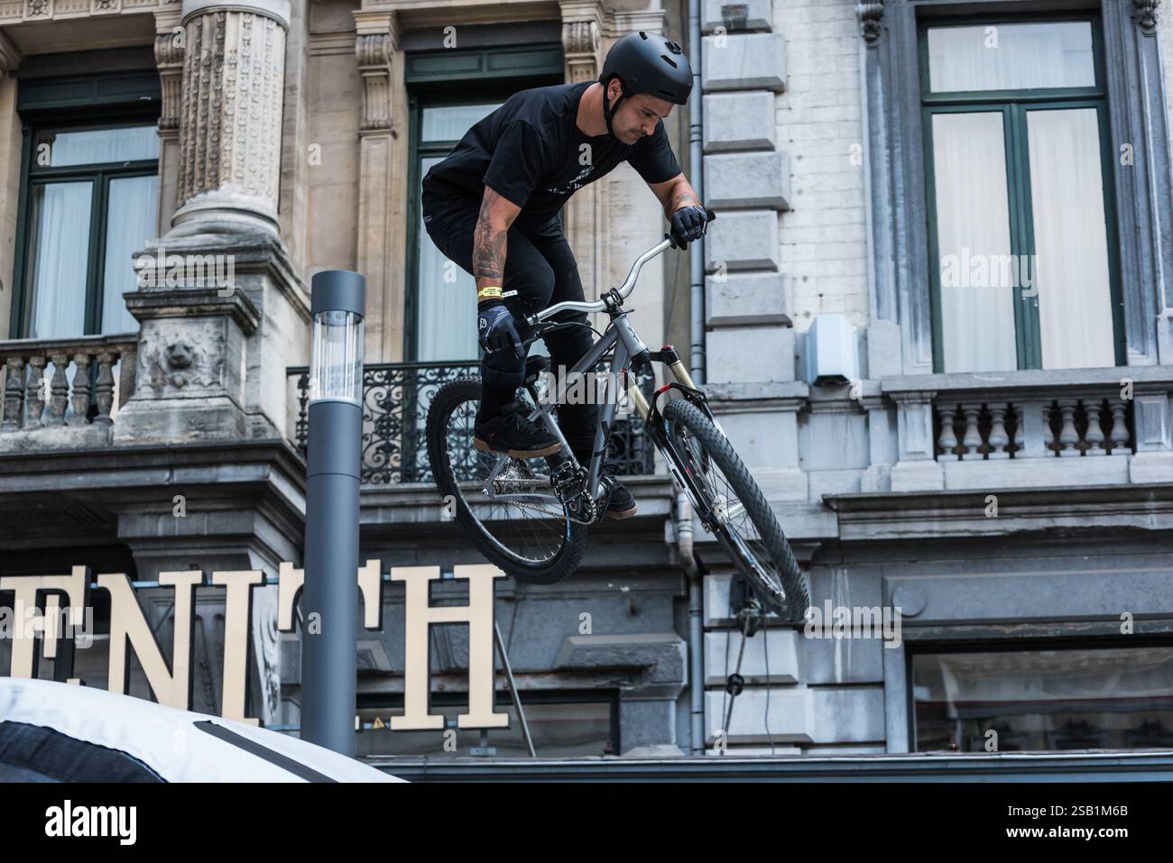 Bmx stunts hi-res stock photography and images - Alamy