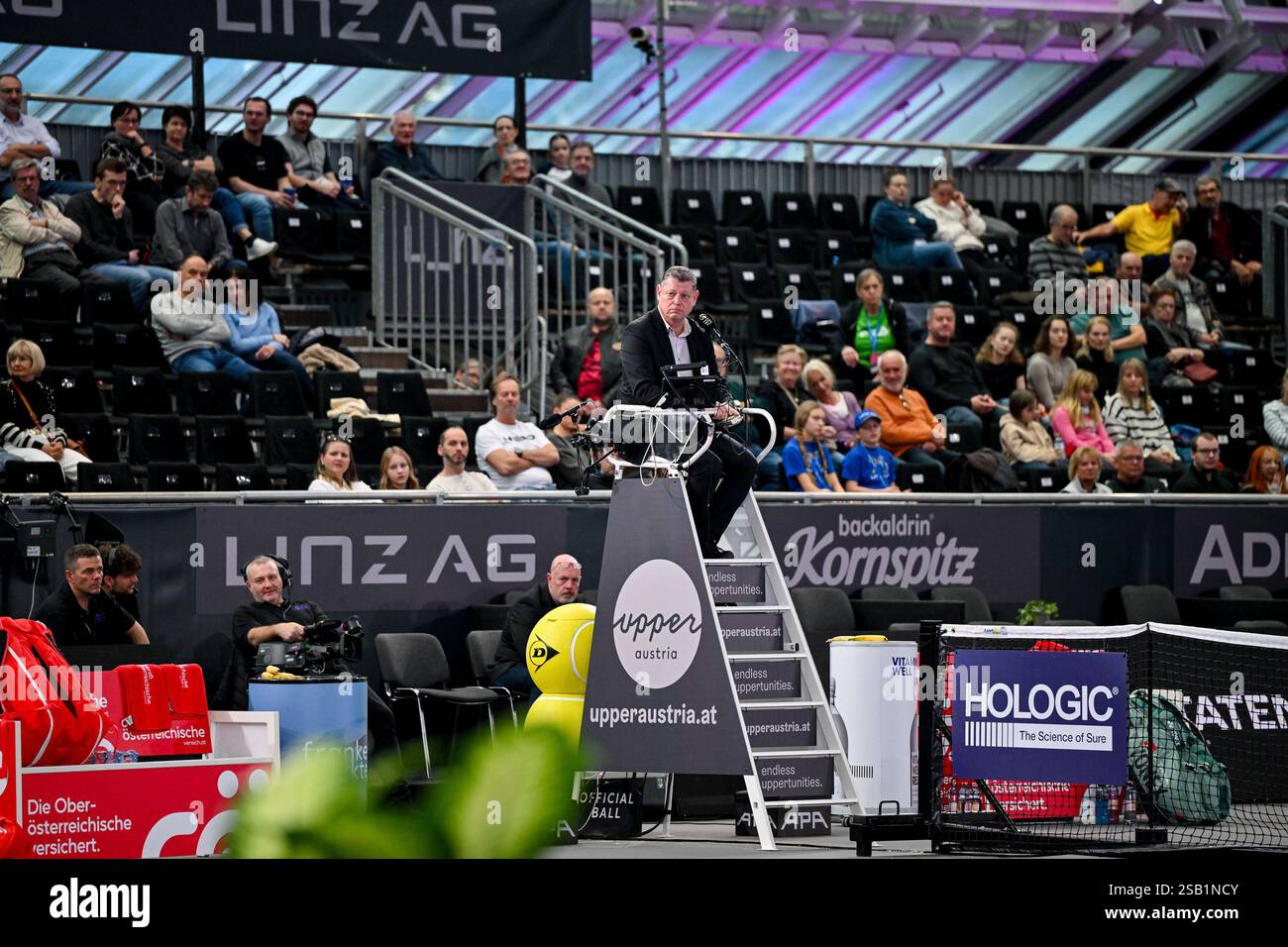Linz, Austria. 31st Jan, 2025. LINZ, AUSTRIA -JANUARY 31: Referee ...