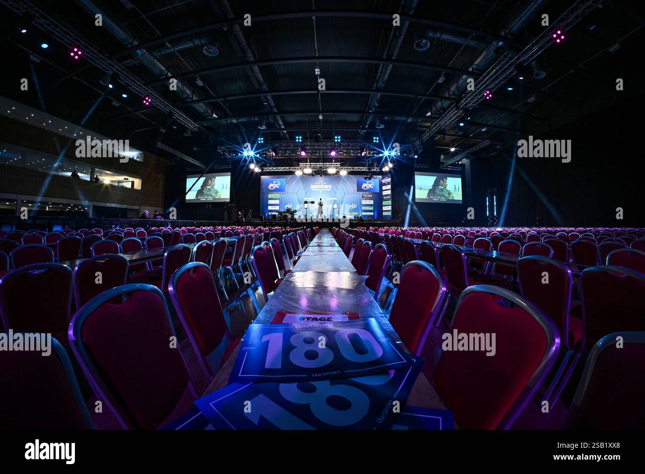 MK Arena, Milton Keynes, UK. 31st Jan, 2025. 2025 PDC Winmau Darts ...