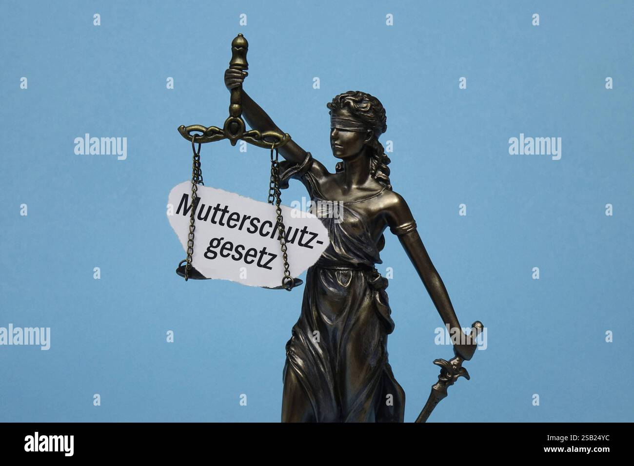 Justitia mit dem Schriftzug Mutterschutzgesetz Justitia mit dem ...