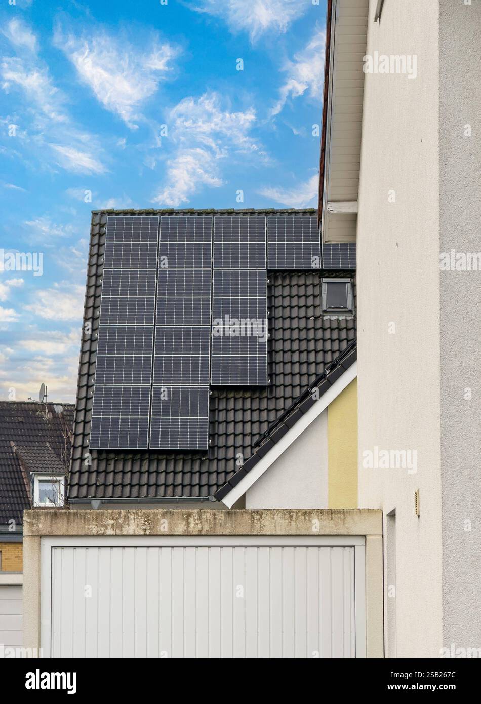 Solarpenele auf dem Dach eines Haus in Hilden, Deutschland *** Solar ...