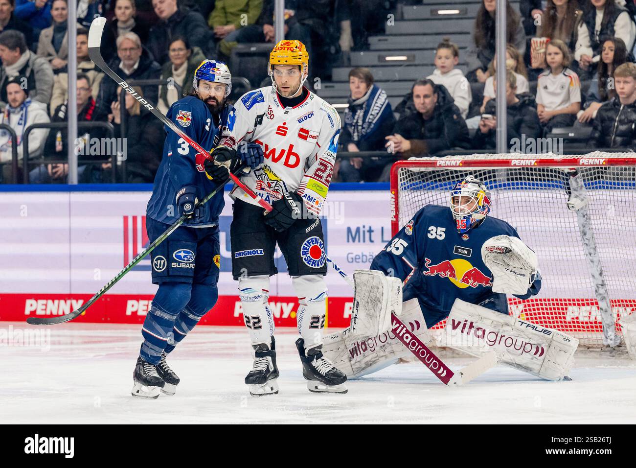 Dominik Bittner (EHC Red Bull Muenchen, #3) verteidigt gegen Vladimir ...