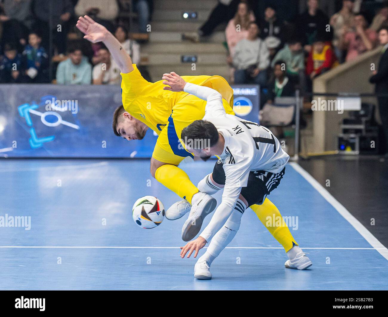 Suad Ak (Deutschland, #11) im Zweikampf mit Andrii Melnyk (Ukraine, #07 ...