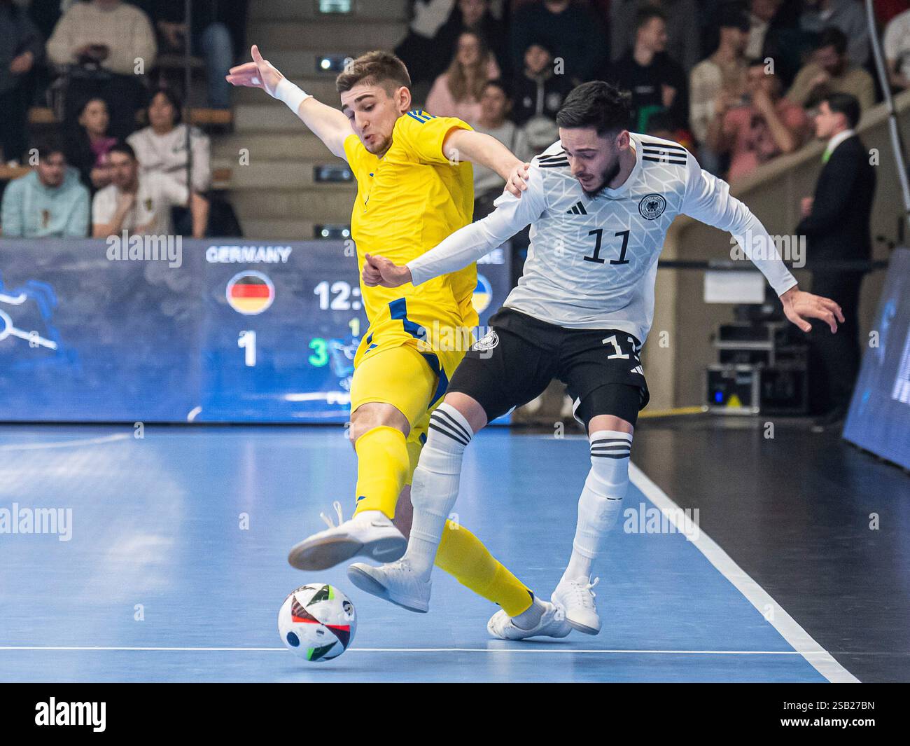 Suad Ak (Deutschland, #11) im Zweikampf mit Andrii Melnyk (Ukraine, #07 ...