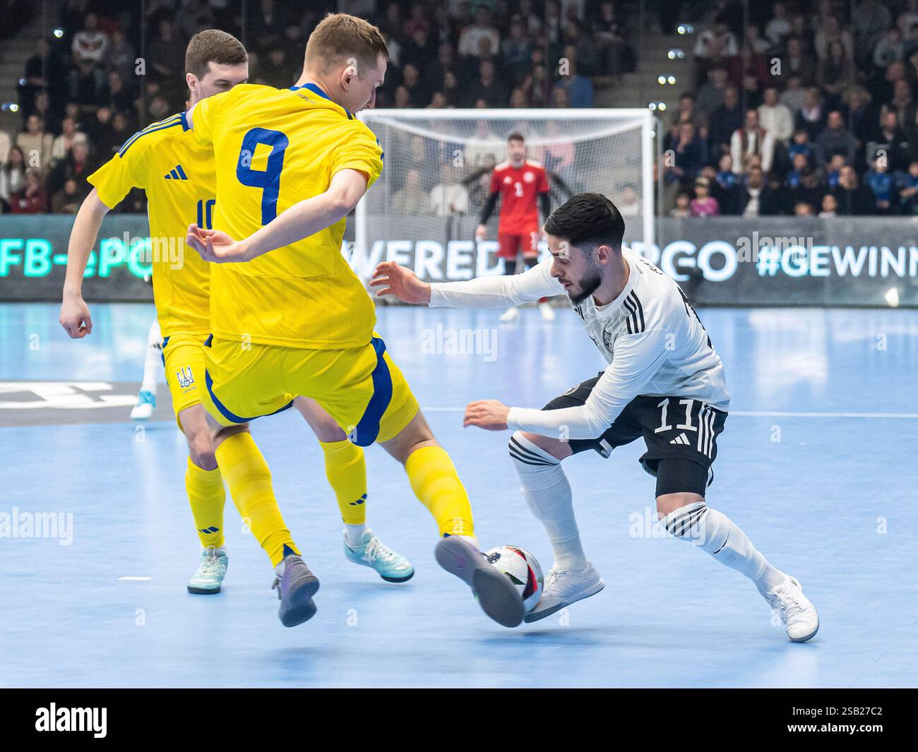 Suad Ak (Deutschland, #11) im Zweikampf mit Danyil Abakshyn (Ukraine ...