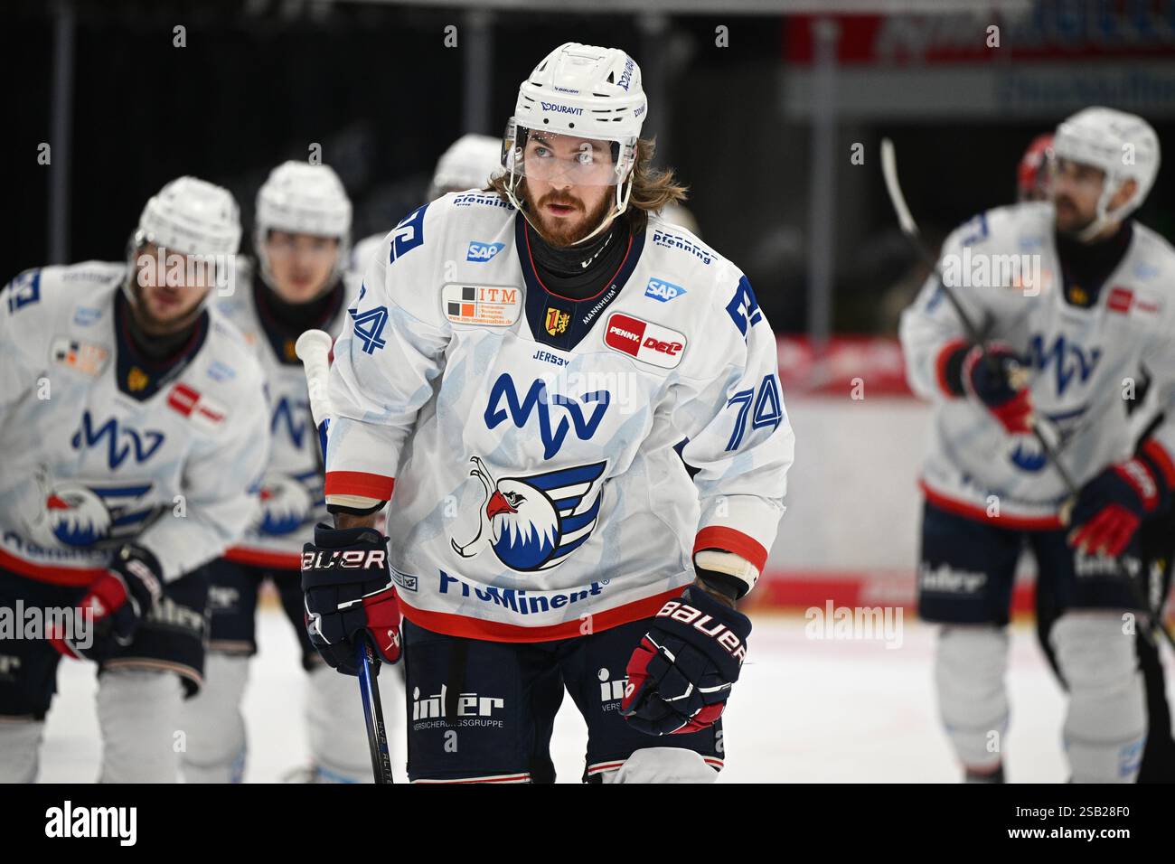 Ryan MacInnis (Adler Mannheim #74) Jubel Schwenninger Wild Wings gegen ...