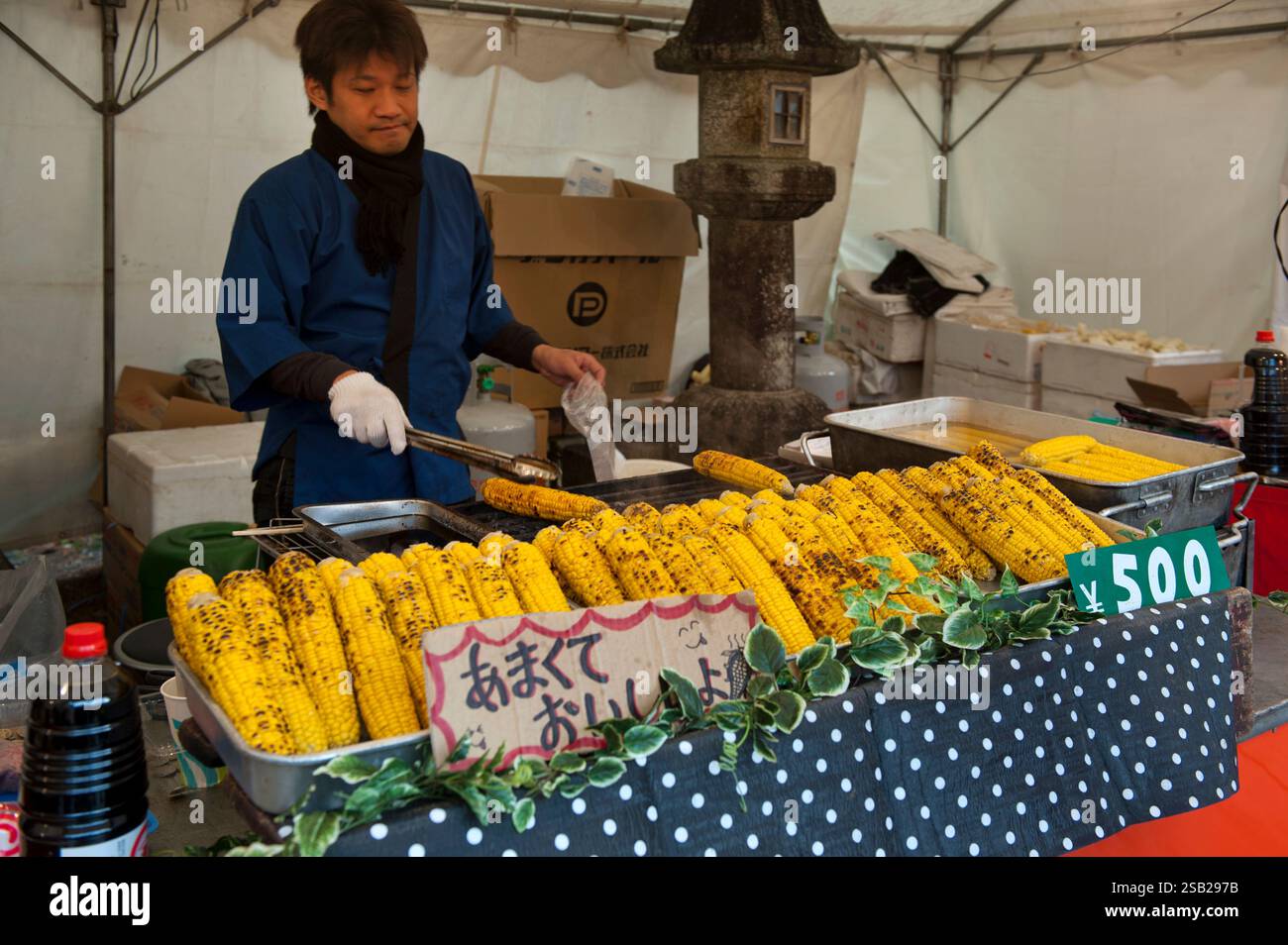 Vendor selling Japanese style grilled "tomorokoshi" (corn on the cob ...