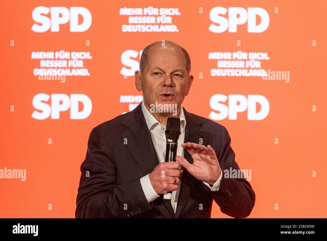 31 January 2025, Bavaria, Regensburg: Federal Chancellor Olaf Scholz ...
