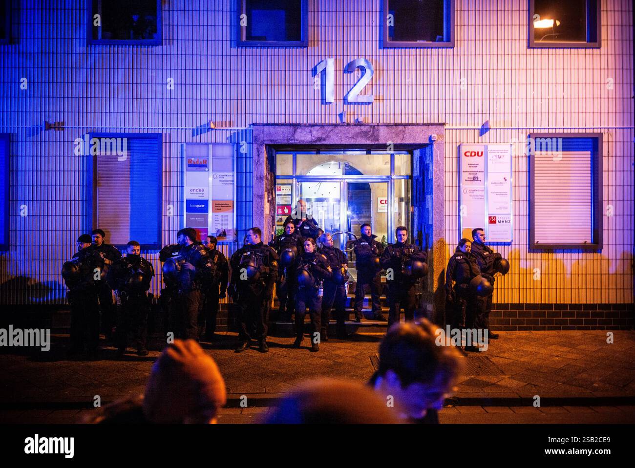 Polizistinnen und Polizisten schützen den Eingang der CDU Partei ...