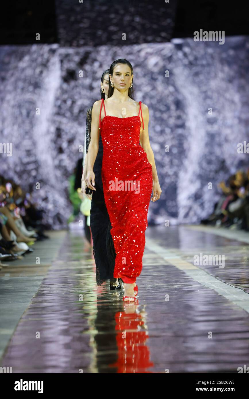 Alessandra Ambrosio auf dem Laufsteg bei der Marc Cain - Parallel ...