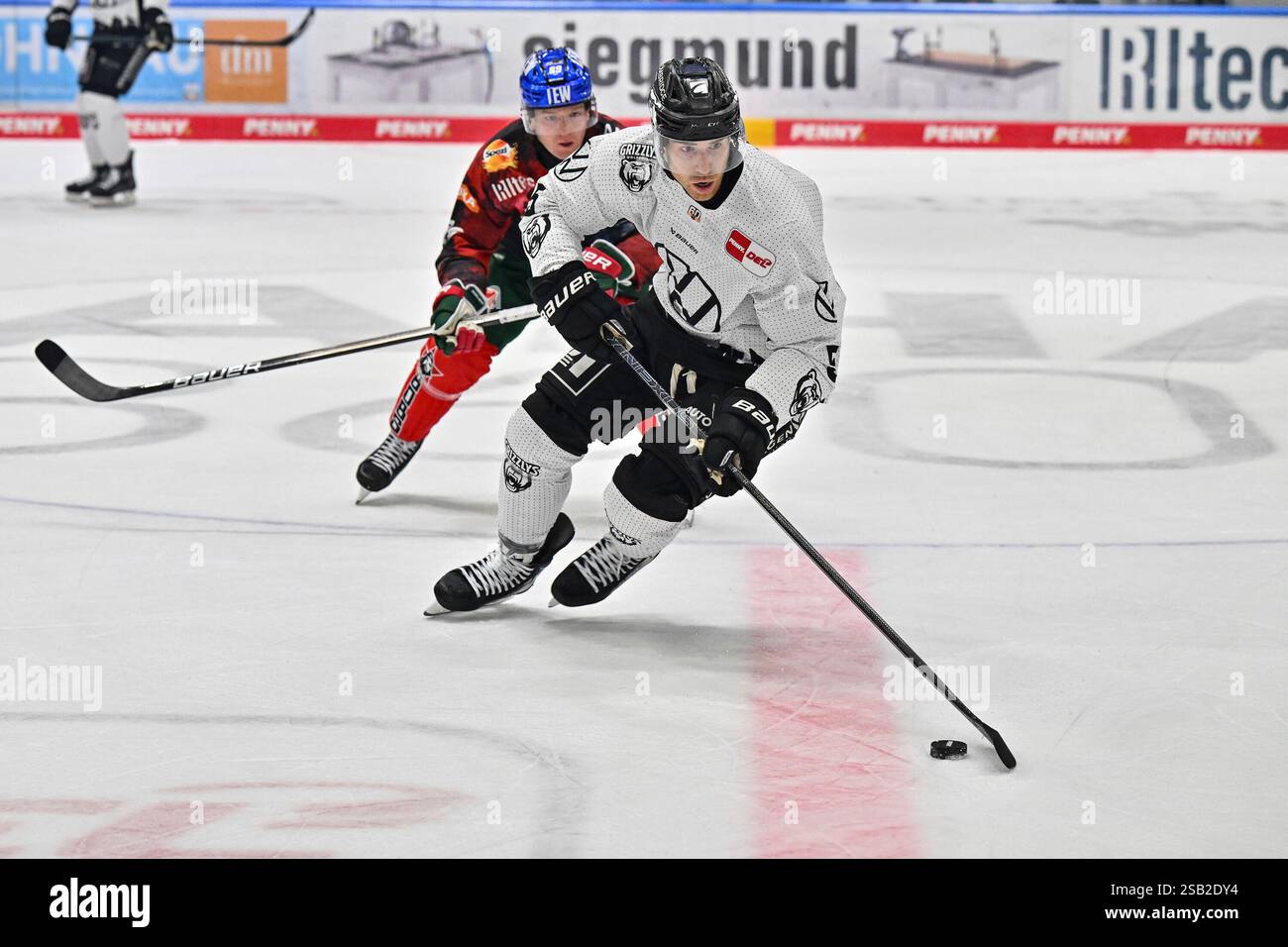 Augsburg, Deutschland. 31st Jan, 2025. im Duell Mark ZENGERLE ...