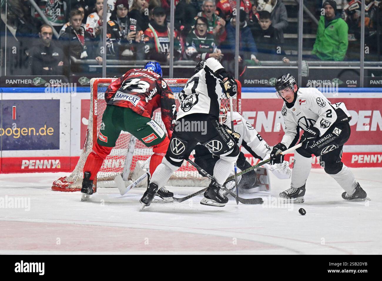 Nicholas BAPTISTE (Augsburger Panther 73) kann in dieser szene den Puck ...