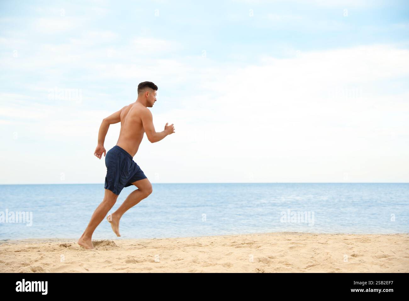 Fit guy running on seashore hi-res stock photography and images - Alamy