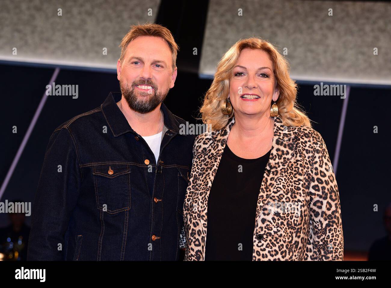 Steven Gaetjen und Bettina Tietjen bei der NDR Talk Show am 31.01.2025 ...