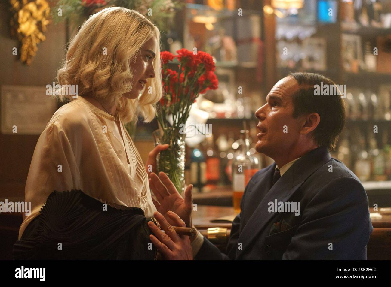 BLUE MOON, from left: Margaret Qualley, Ethan Hawke, as Lorenz Hart ...