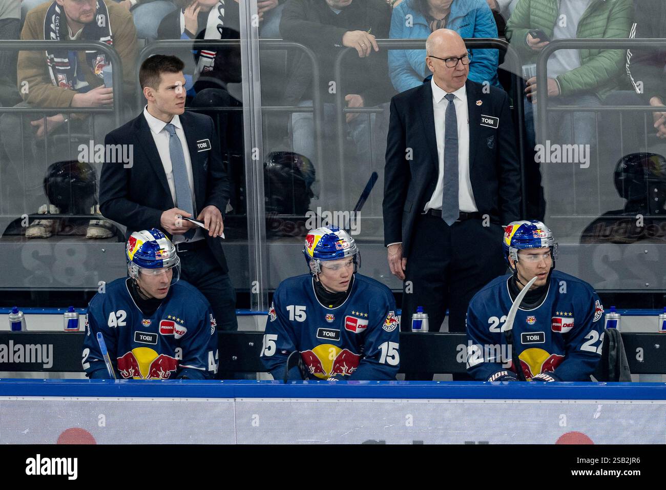 Der verletzte Ben Smith (EHC Red Bull Muenchen, #12) als Co-Trainer und ...