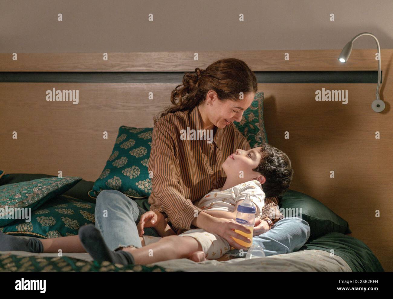 LUCCA'S WORLD, (aka, LOS DOS HEMISFERIOS DE LUCCA), from left: Barbara Mori, Julian Aguilar ...