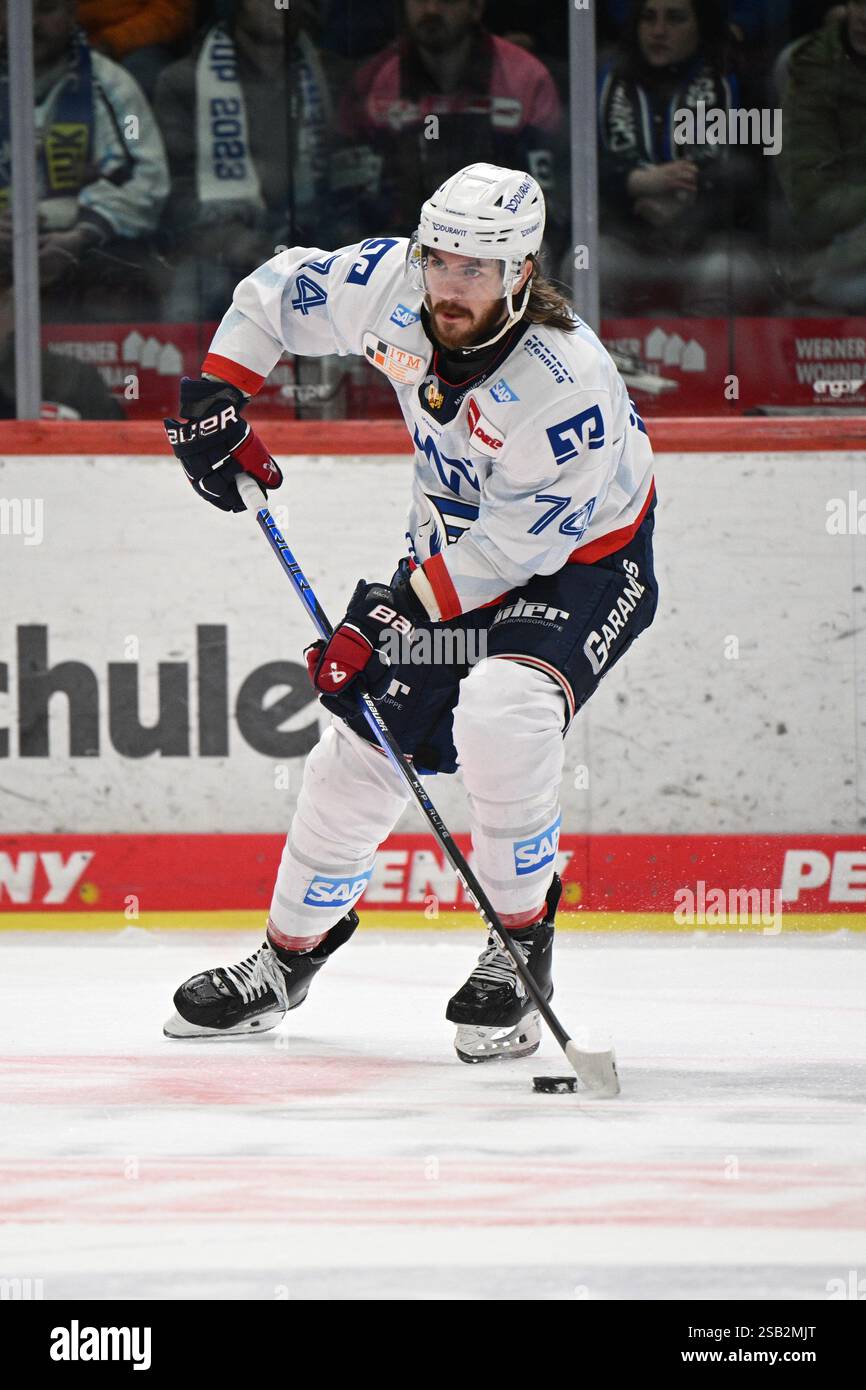 Ryan MacInnis (Adler Mannheim #74) Schwenninger Wild Wings gegen Adler ...