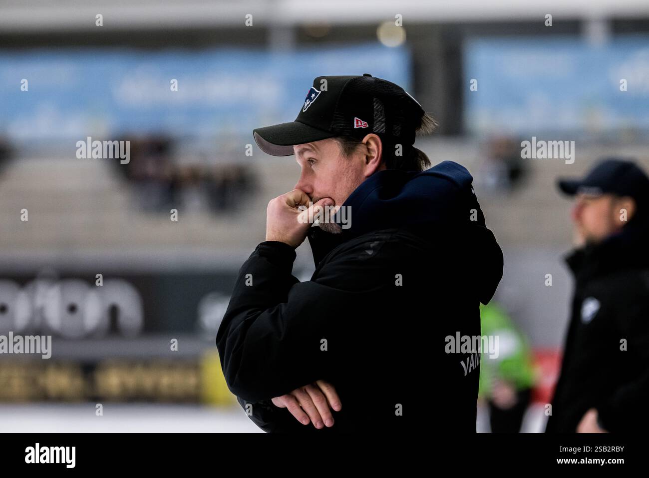 250131 Vänersborgs tränare Alexander Mayborn under bandymatchen i ...