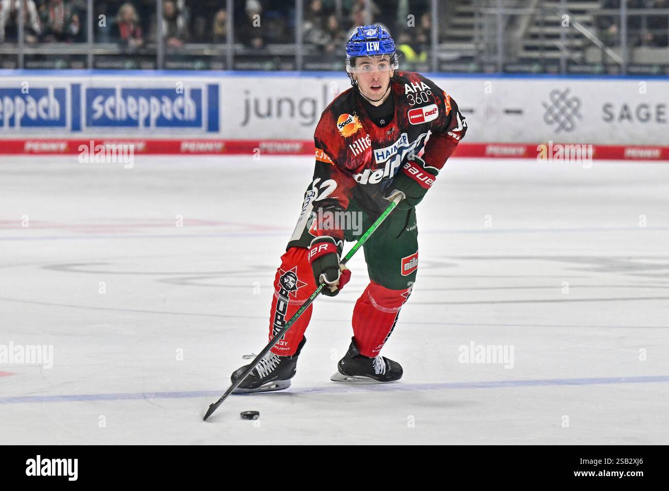Augsburg, Deutschland. 31st Jan, 2025. am Puck Riley McCOURT ...