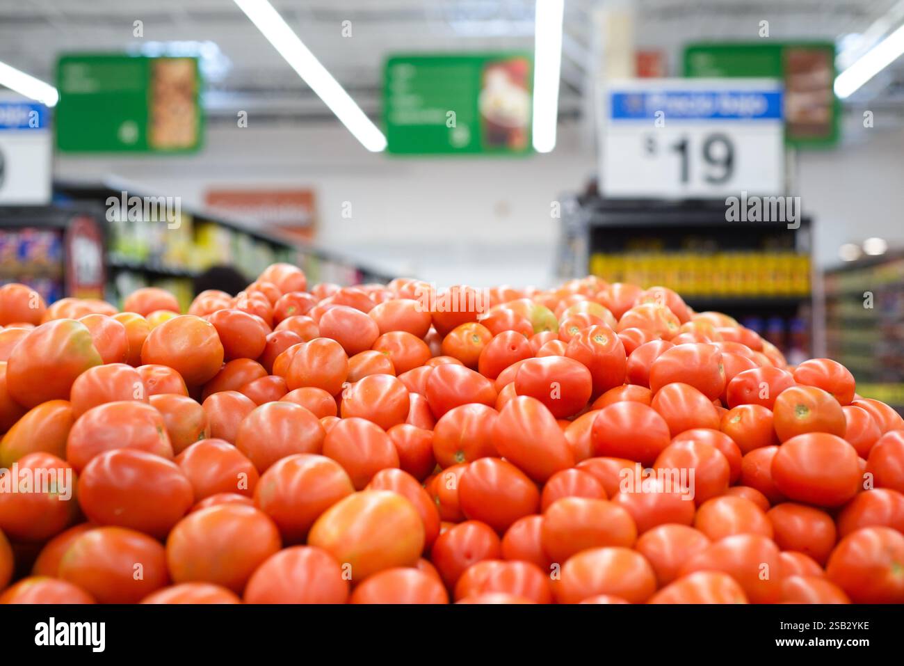 Red tomato shelf in a supermarket Stock Photo - Alamy