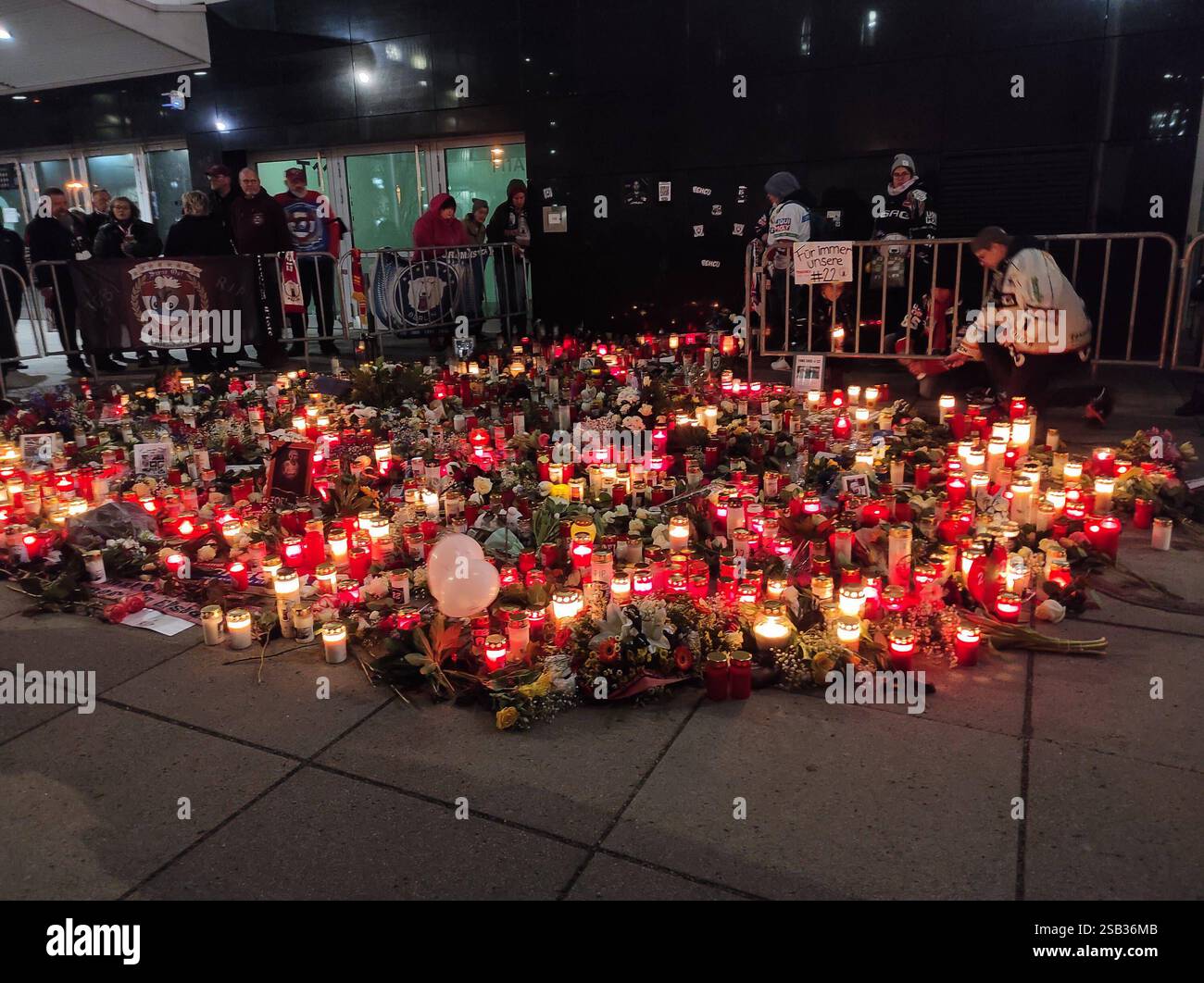 am verschobenen Spieltag legten hunderte Fans Blumen und Kerzen vor der ...