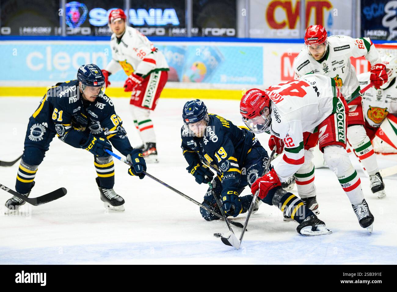 250131 Södertäljes Hampus Harlestam och Moras Kalle Kratz under ishockeymatchen i ...