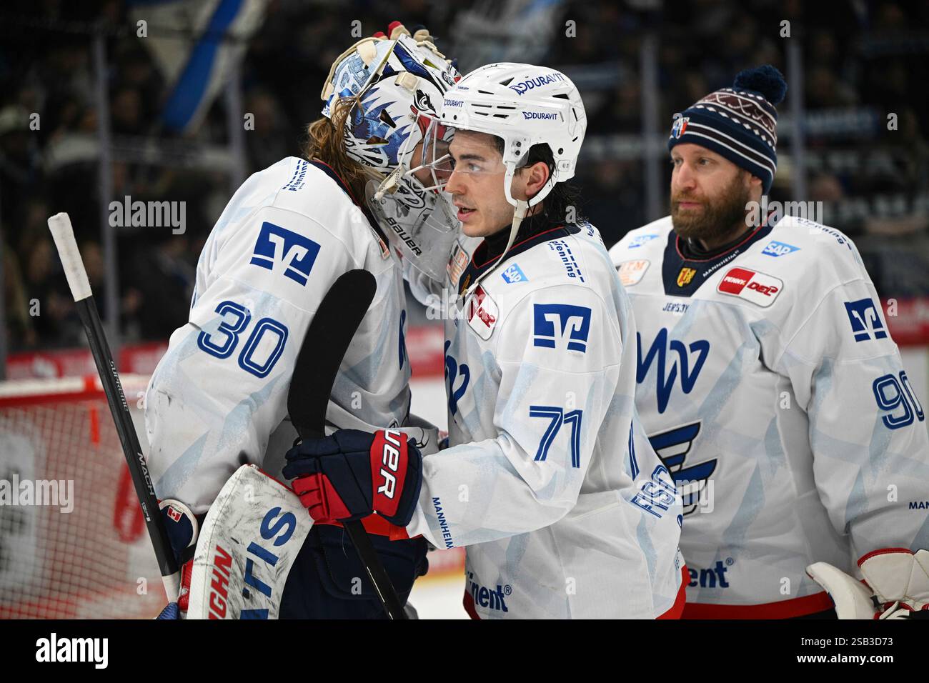 Schwenningen, Deutschland. 31st Jan, 2025. Jubel bei (v.l.n.r.) Arno Tiefensee (Adler Mannheim ...