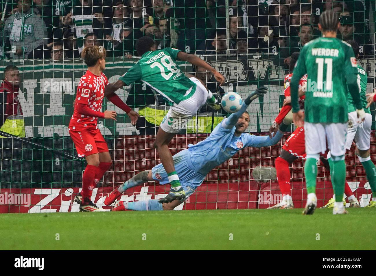 Bremen, Deutschland. 31st Jan, 2025. Torwart Robin Zentner (1. FSV ...