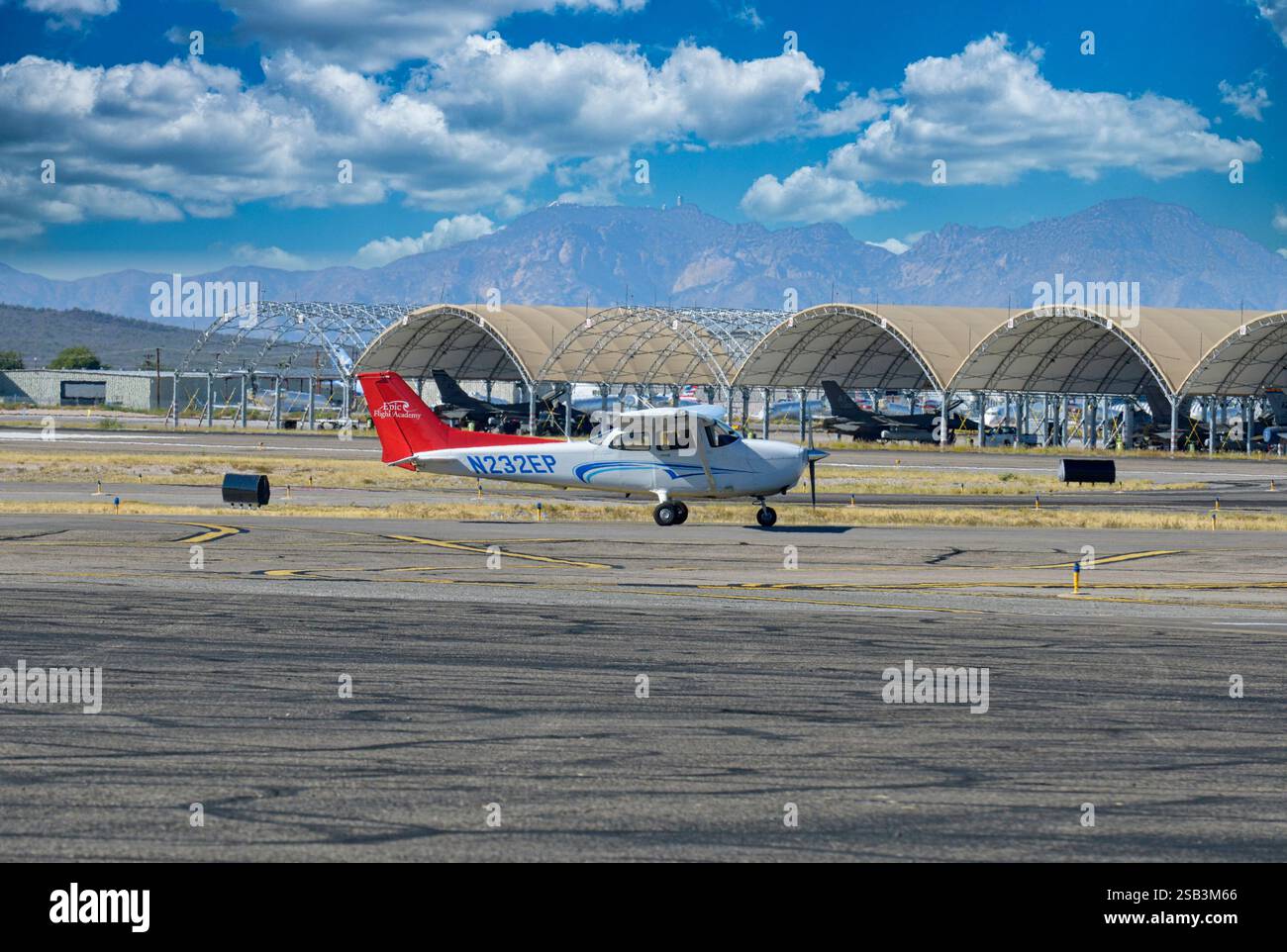 Cessna 172S Skyhawk of the Epic Flight Acedemy based at Tucson ...