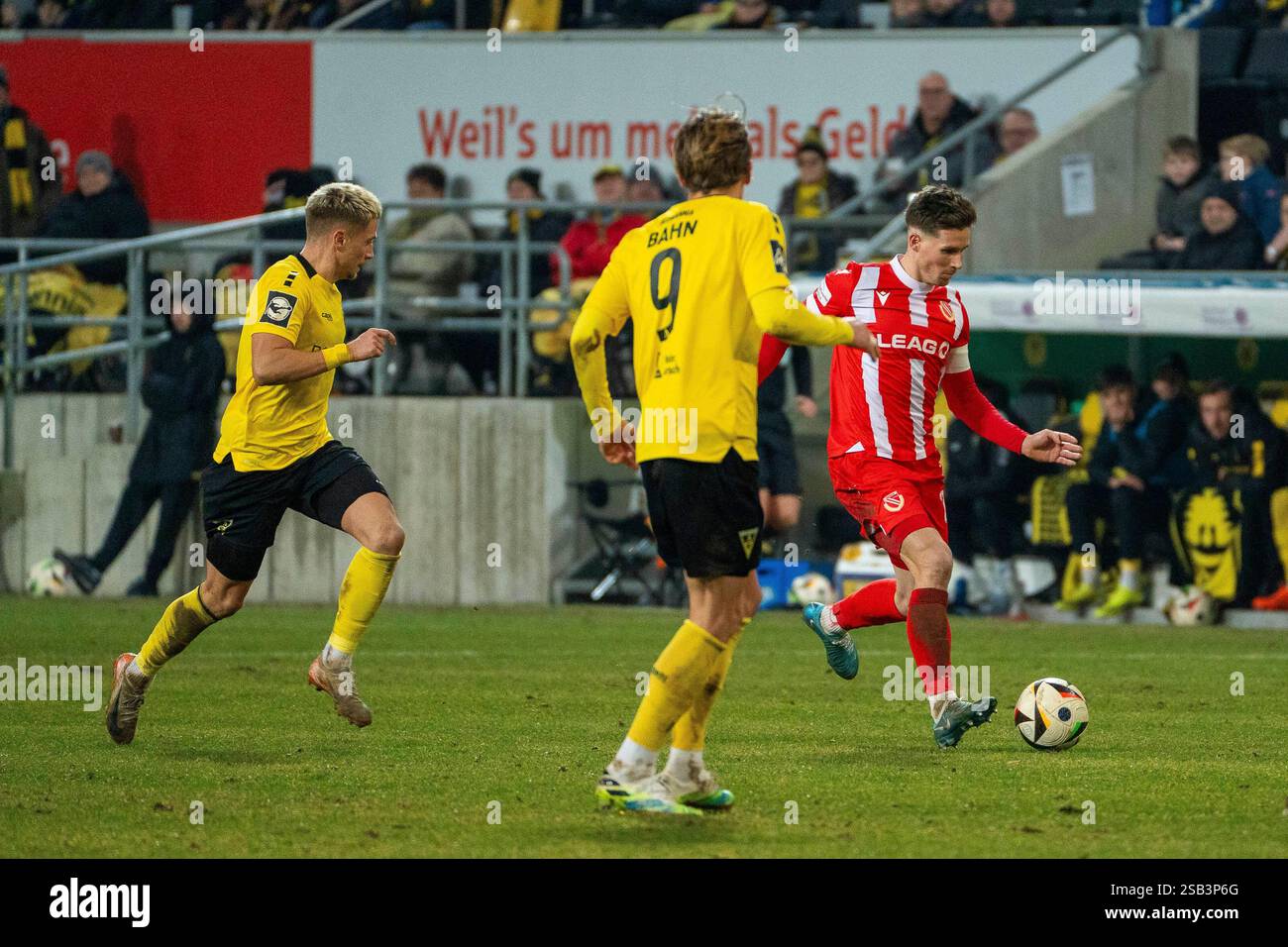 Aachen, Deutschland. 31st Jan, 2025. Am Ball Axel Borgmann (FC Energie ...