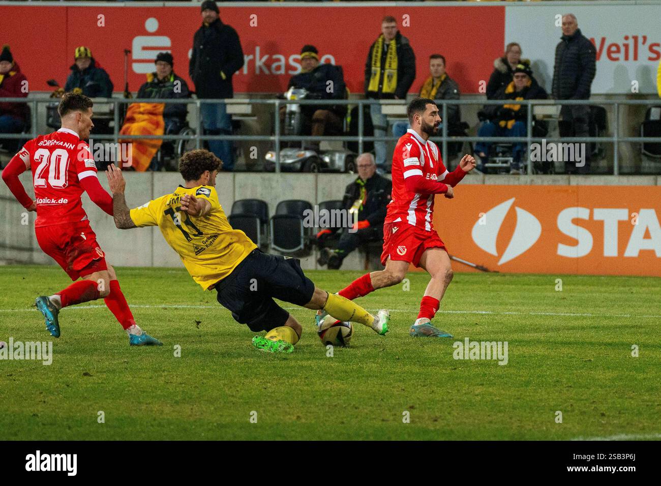 Aachen, Deutschland. 31st Jan, 2025. Jan-Luca Rumpf (Alemannia Aachen, #13) mit der graetsche an ...