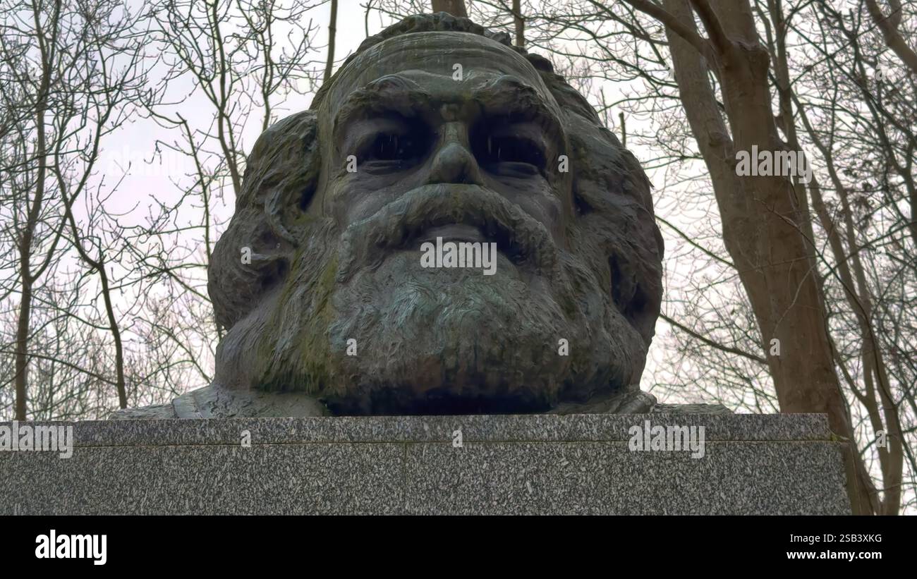 Grave of famous Karl Marx at London Cemetery died in 1883 - LONDON, UK ...