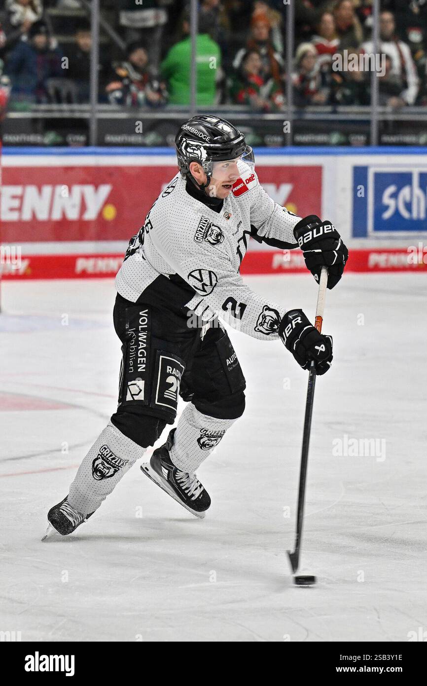 am PUck John RAMAGE (Grizzlys Wolfsburg 2) / Freisteller / Einzelfoto ...