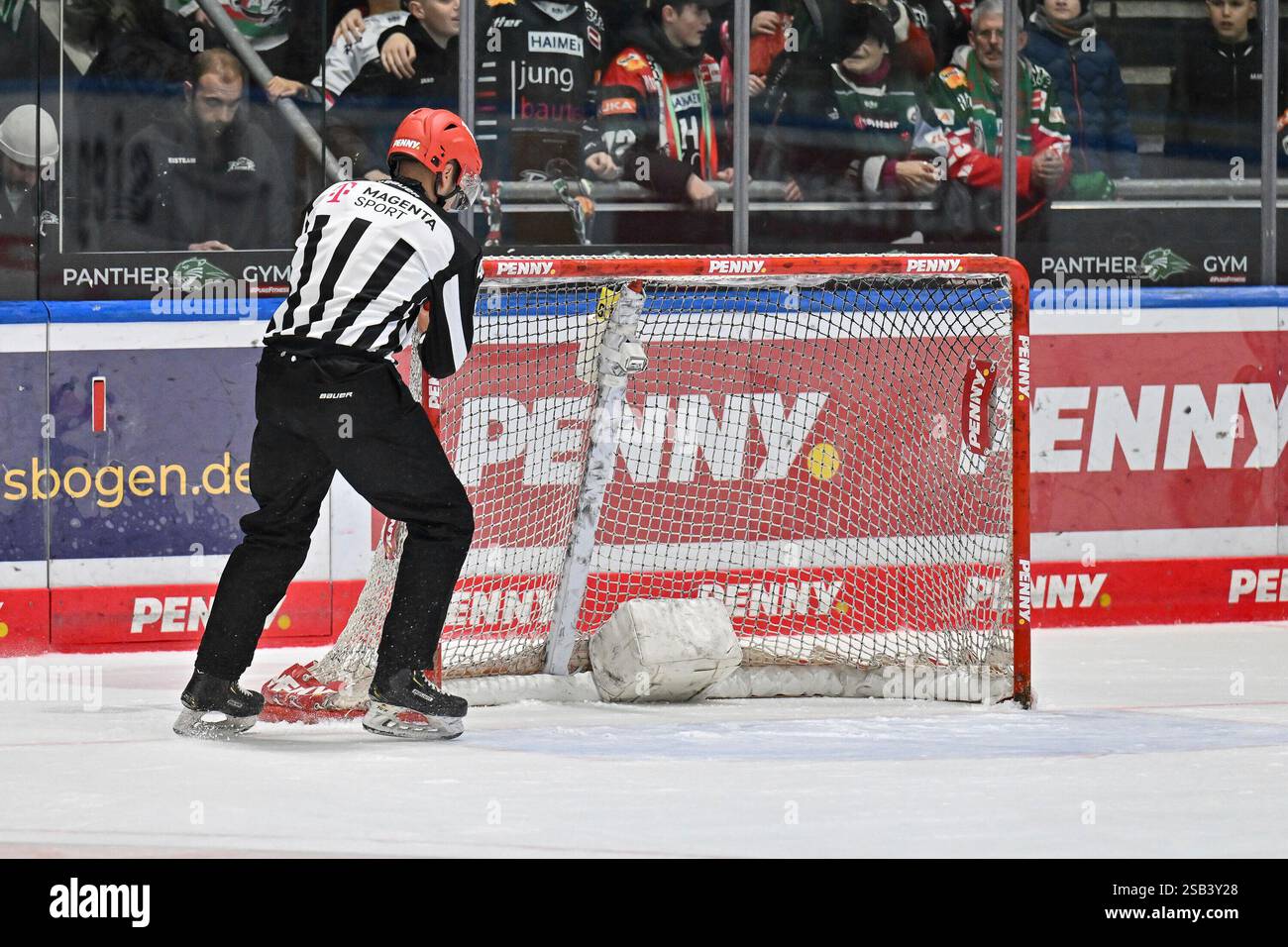 Augsburg, Deutschland. 31st Jan, 2025. in dieser Szene prueft ...