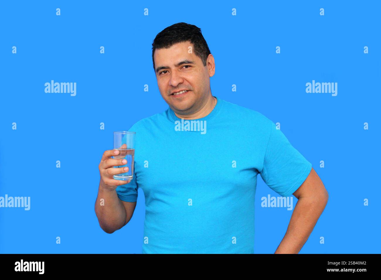 40-year-old dark-skinned Latin man recommends drinking water to stay ...
