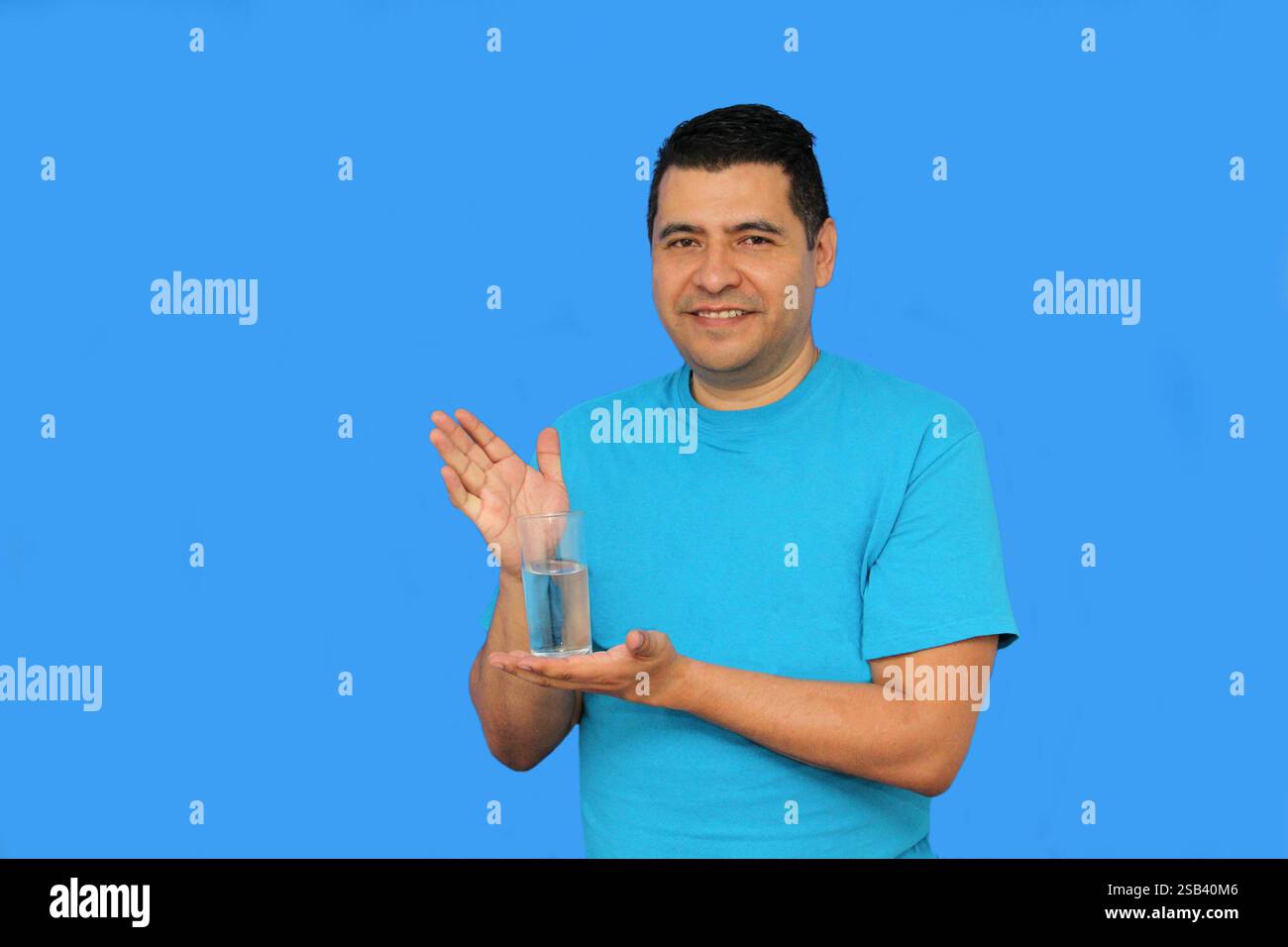 40-year-old dark-skinned Latin man recommends drinking water to stay ...