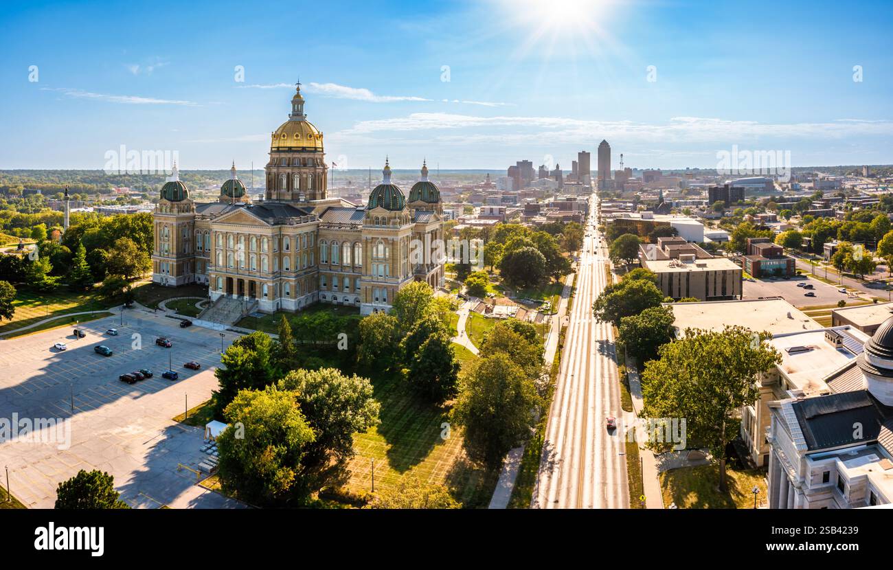 Iowa State Capitol and Des Moines Skyline Stock Photo - Alamy