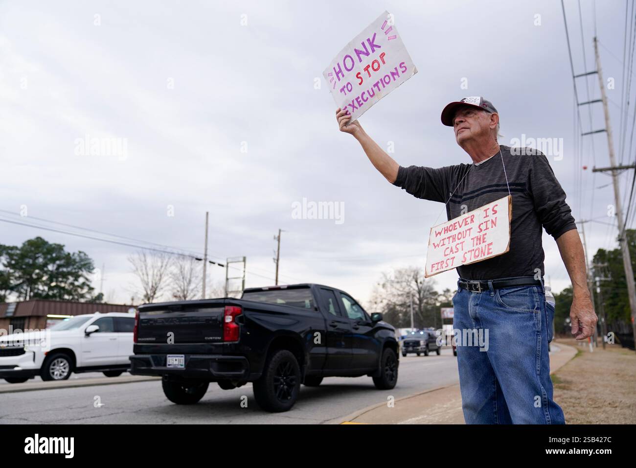 Bucky Bruce protests prior to the scheduled execution of Marion Bowman ...