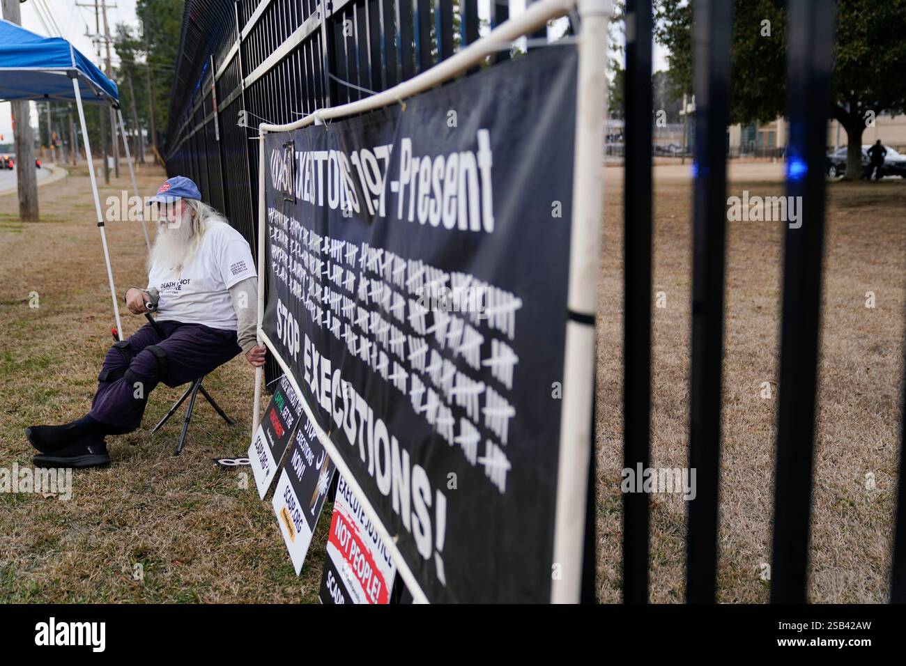 Ron Kaz protests prior to the scheduled execution of Marion Bowman Jr ...