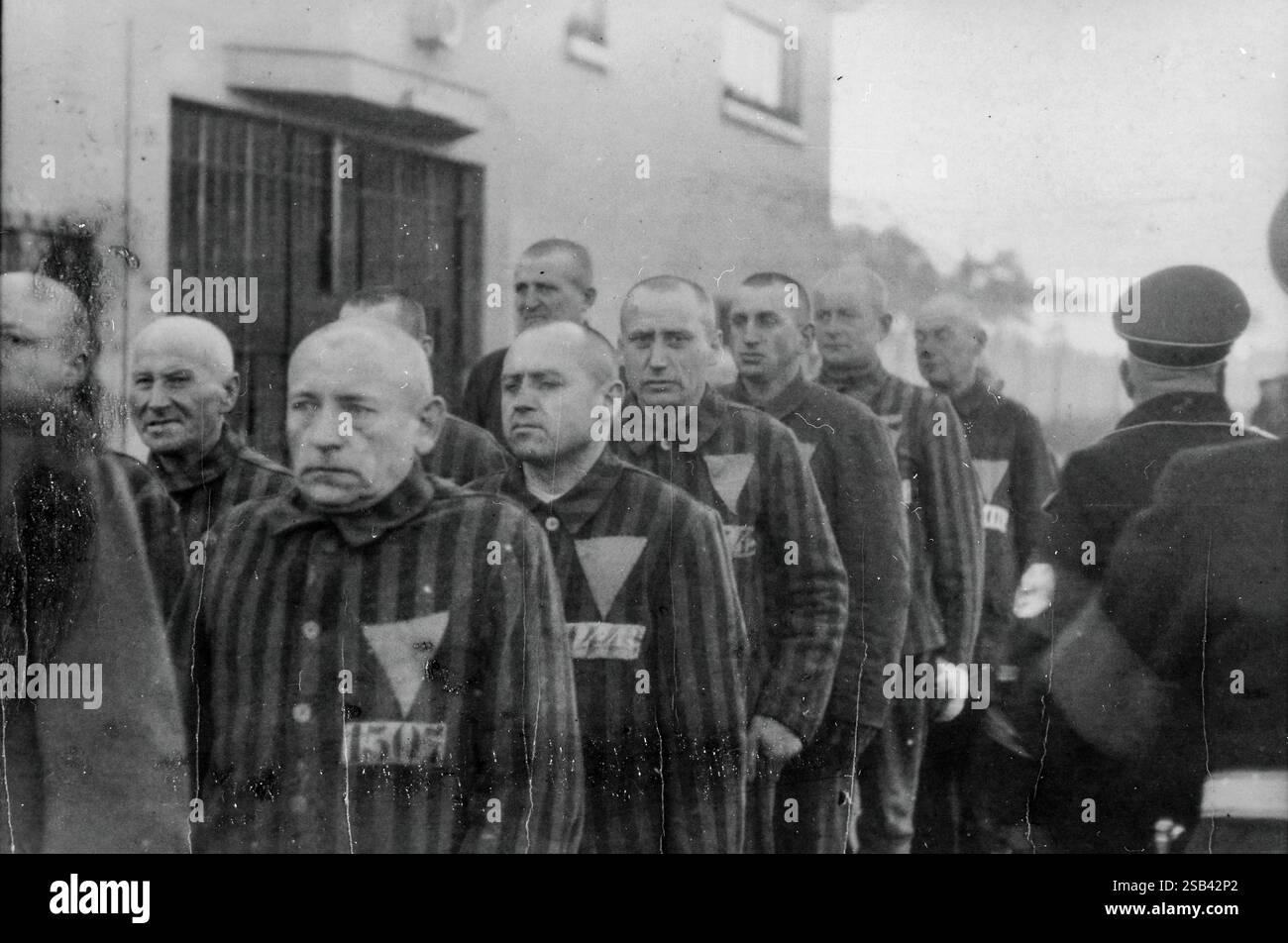 Jewish prisoners in the Nazi concentration camp at Sachsenhausen ...