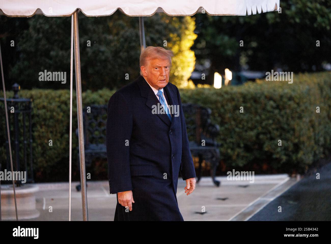 WASHINGTON –– President Donald Trump boards Marine One on the South ...