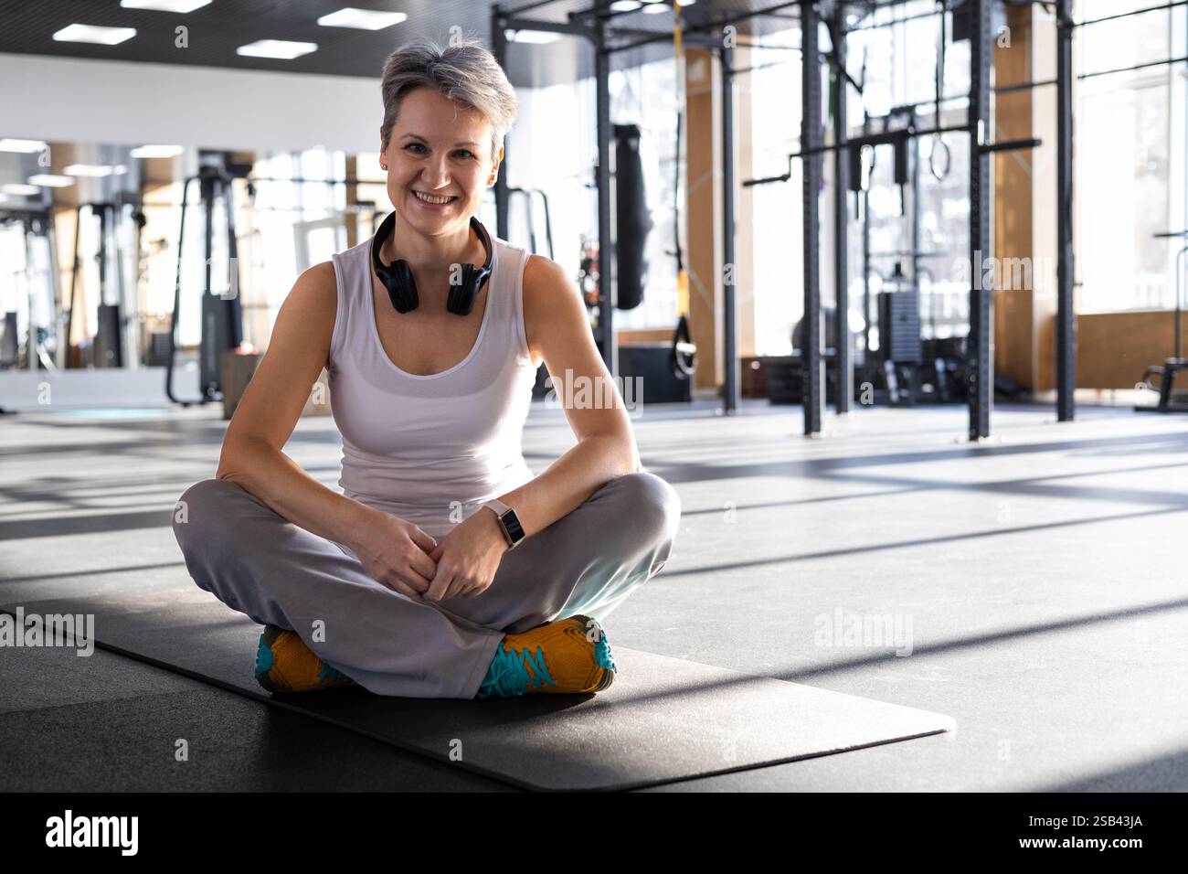 Athletic fitness An elderly gray-haired senior pensioner of age ...