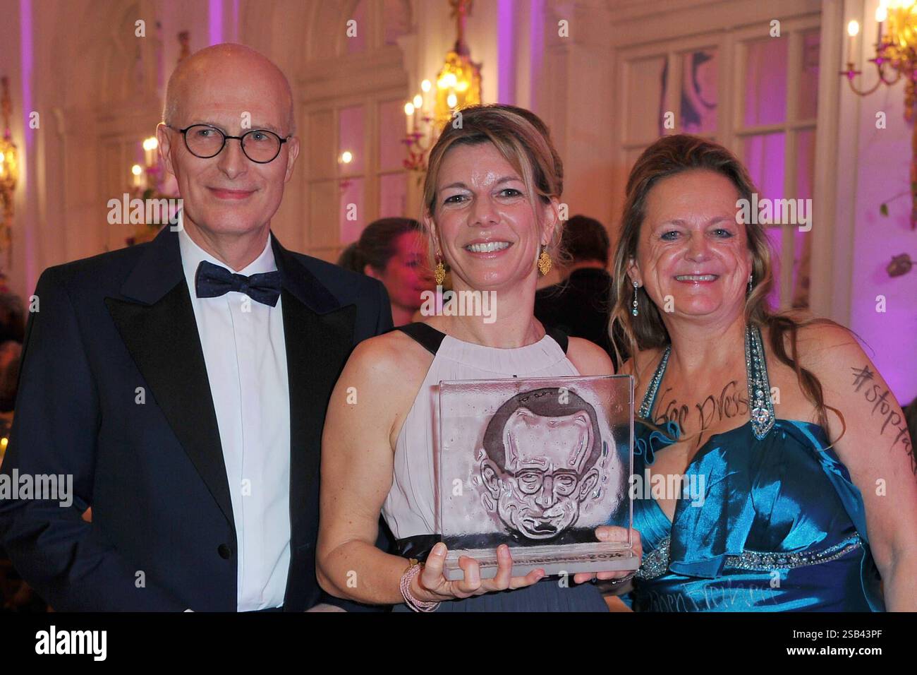 Hamburgs Erster Bürgermeister Peter Tschentscher, Nina Gessner und ...