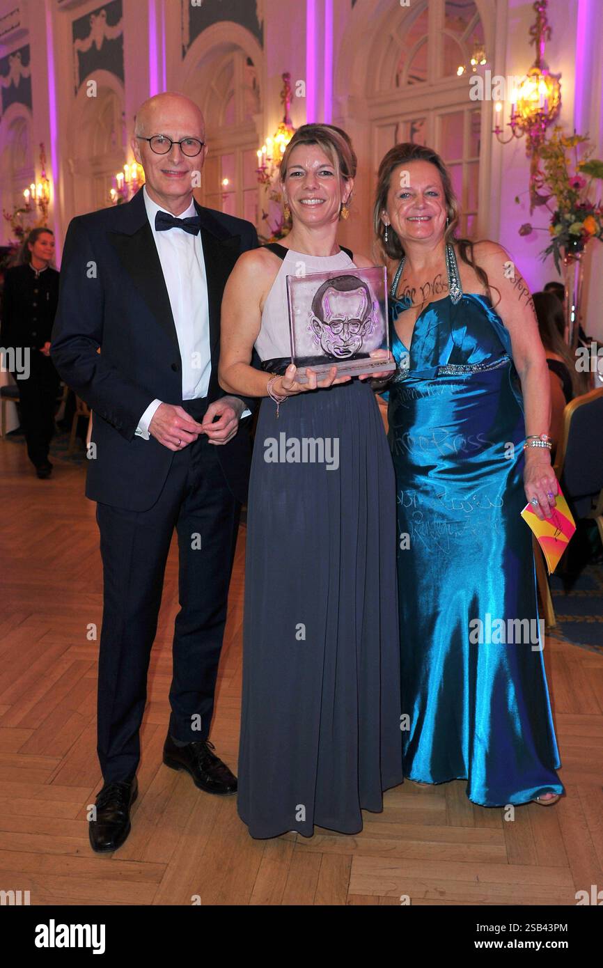 Hamburgs Erster Bürgermeister Peter Tschentscher, Nina Gessner und ...