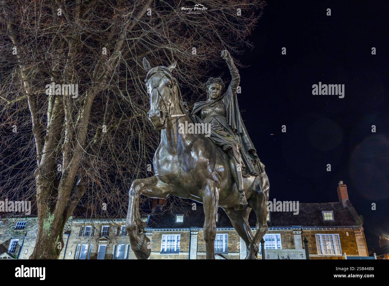 Banbury Cross and The Fine lady on horse Statue Stock Photo - Alamy
