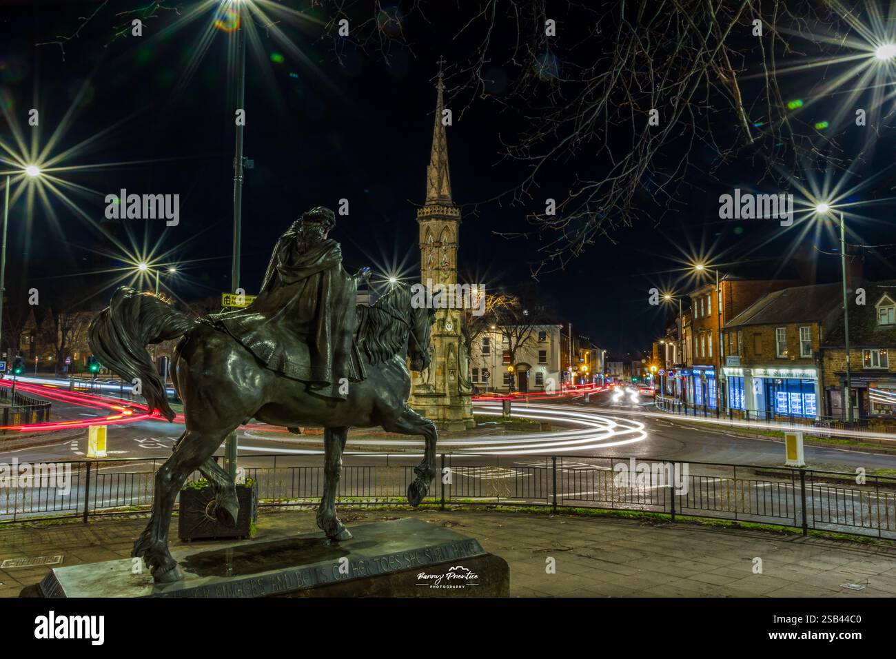 Banbury Cross and The Fine lady on horse Statue Stock Photo - Alamy