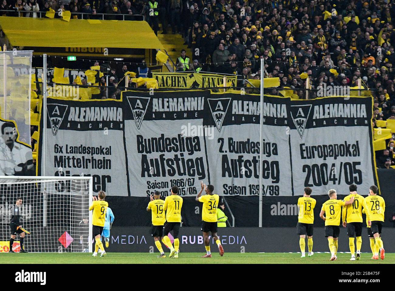 Aachen, Deutschland. 31st Jan, 2025. Die Spieler von Alemannia Aachen bedanken sich bei ihren ...